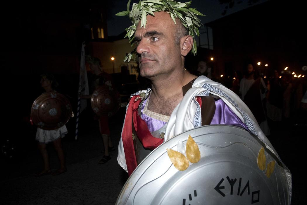 Fotografii cu oamenii care se închină la Zeii Olimpului - VICE