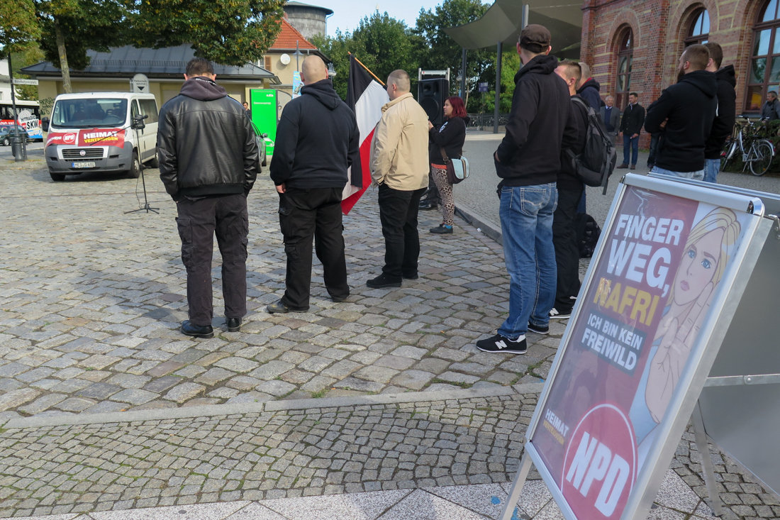 Wir haben die NPD gefragt, wie schwer es ist, noch beschissener als die ... Wir haben die NPD gefragt, wie schwer es ist, noch beschissener als die ...