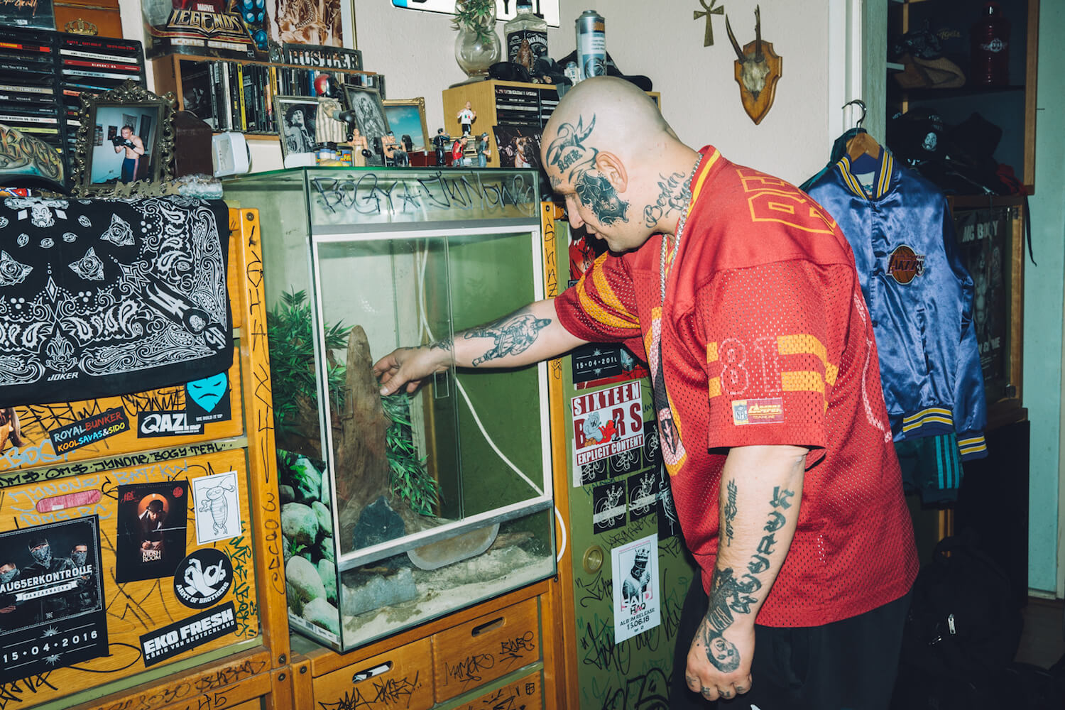 MC Bogy zeigt uns die größten Schätze aus seiner Wohnung - VICE