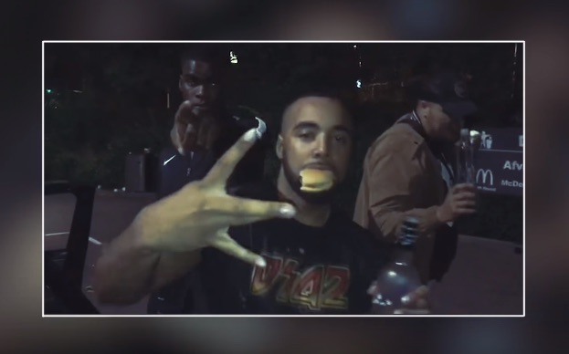 Mula B heeft in de clip voor ‘Ff Nieuwe Sannie Halen’ net zoveel ...