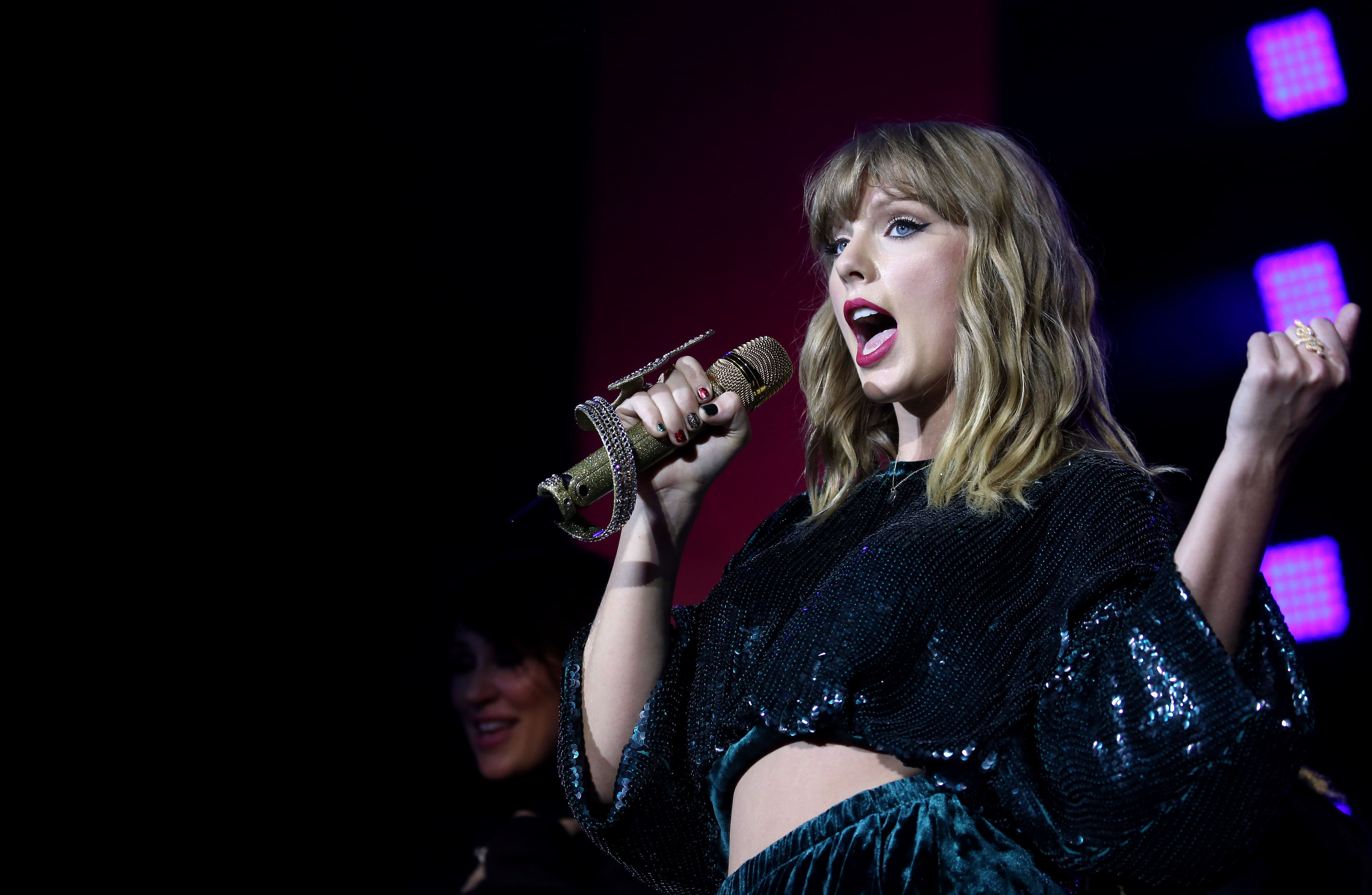 Someone s Trying To Scam Fyre Fest Attendees With Fake Taylor Swift someone-s-trying-to-scam-fyre-fest-attendees-with-fake-taylor-swift