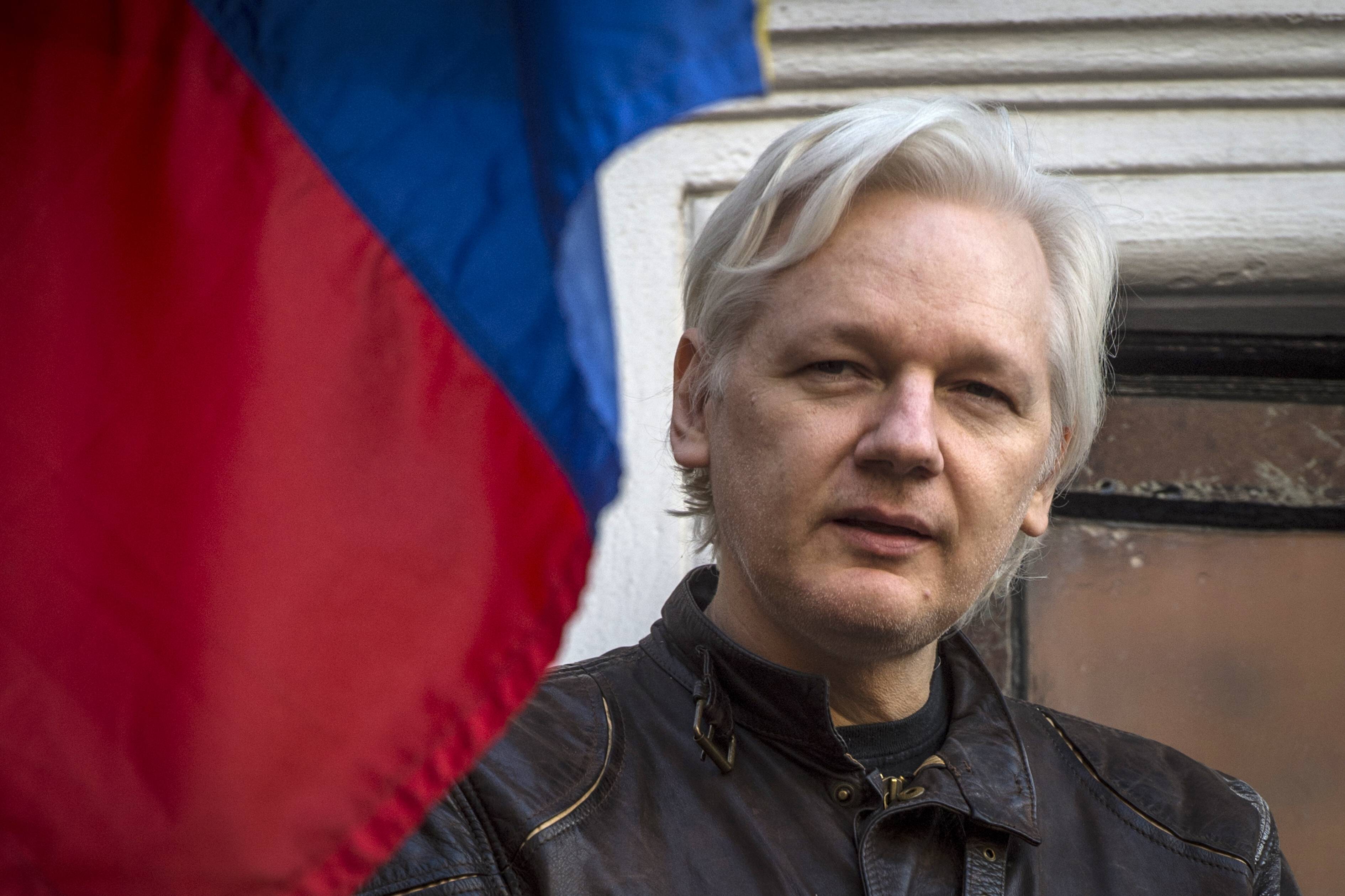 Assange Darf Nicht Mehr Ins Internet Ecuador Dreht Dem Wikileaks